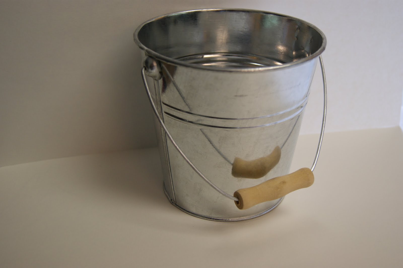 michelle paige blogs: Hole Punched Pails