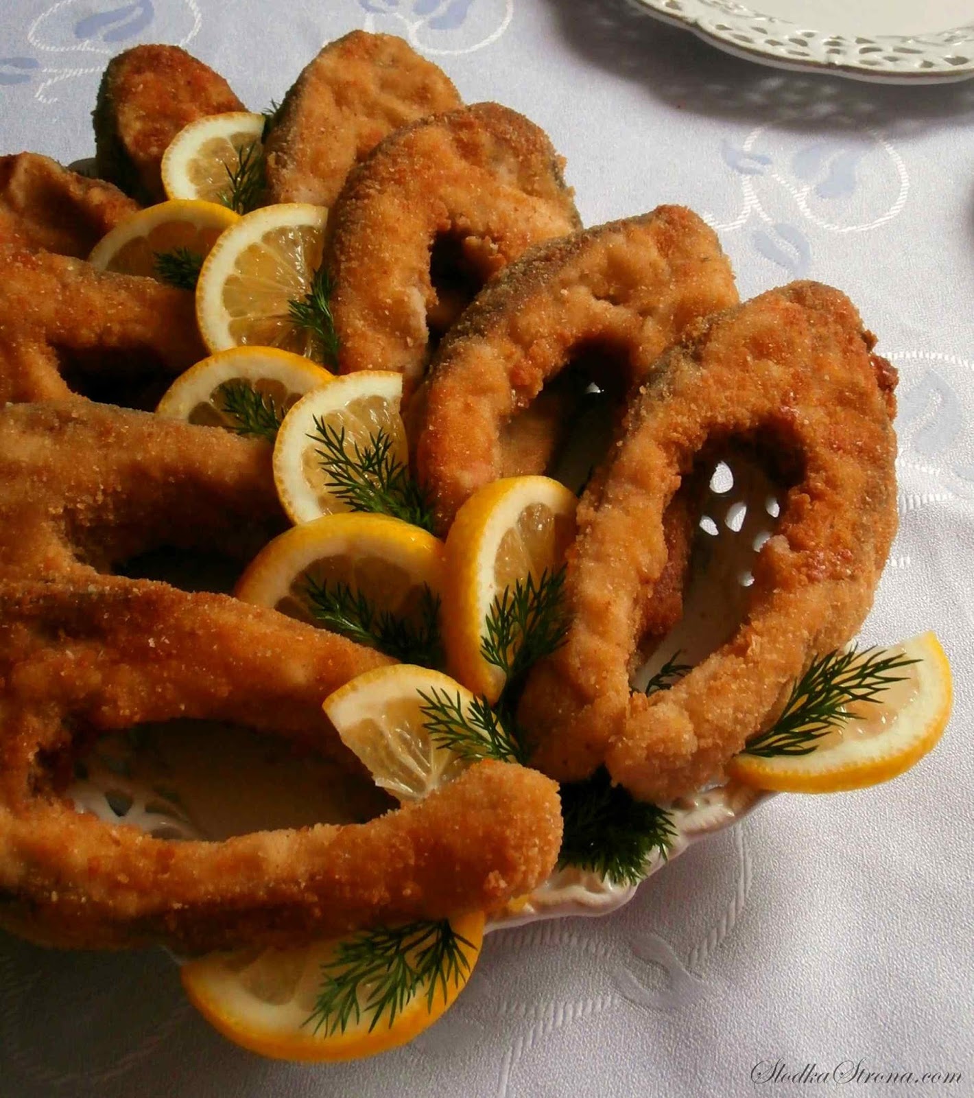 Słodka Strona: Tradycyjny Karp Smażony