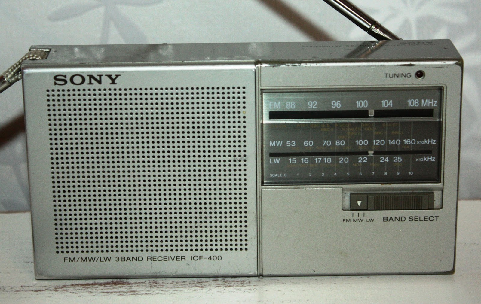 Kens Vintage Radios: Sony Model No ICF-400 FM/MW/LB 3 Band Receiver.