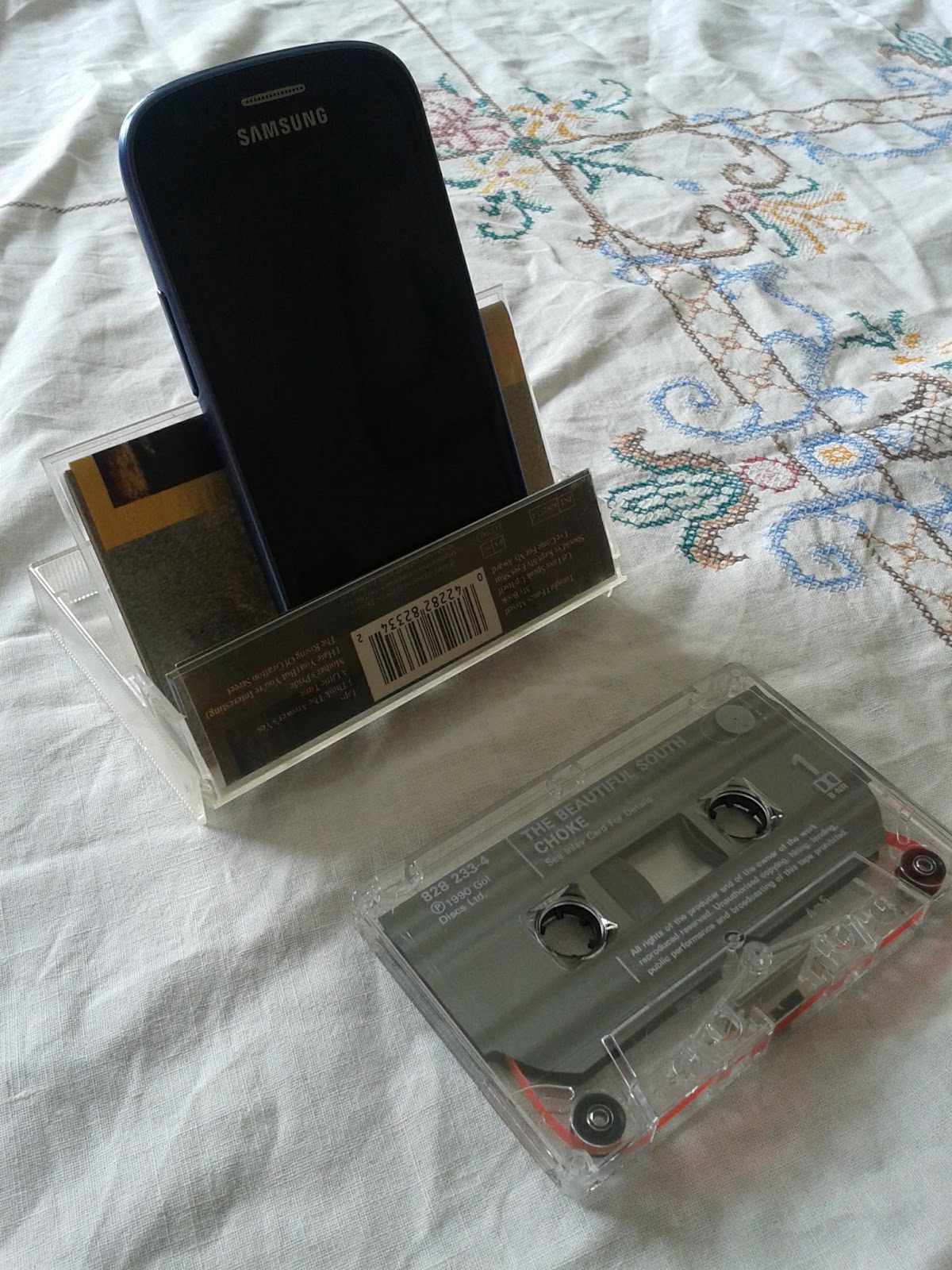 Use a cassette tape box as a phone stand. : r/macgyvered