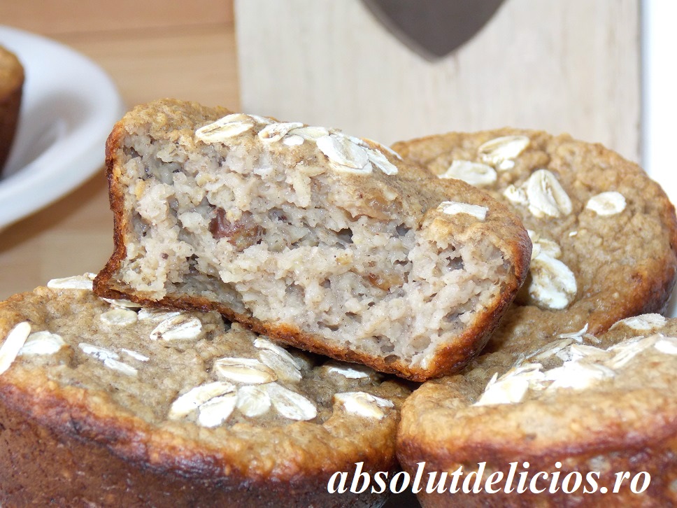 Absolut Delicios: BRIOSE CU BANANE SI FULGI DE OVAZ (RETETA VIDEO)