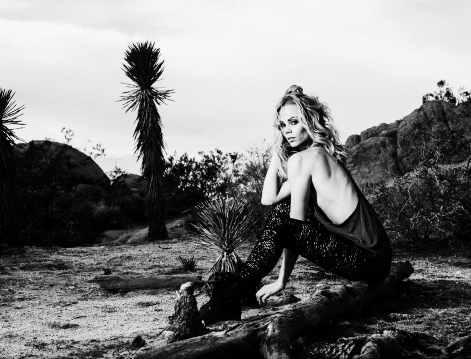 Laura Vandervoort: Laura Vandevoort's Photo Shoot in the Desert