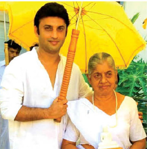 මවගේ වියෝවෙන් කම්පනයට පත්වූ රුවන්ට කතාකරගන්නටත් බැරිවෙලා