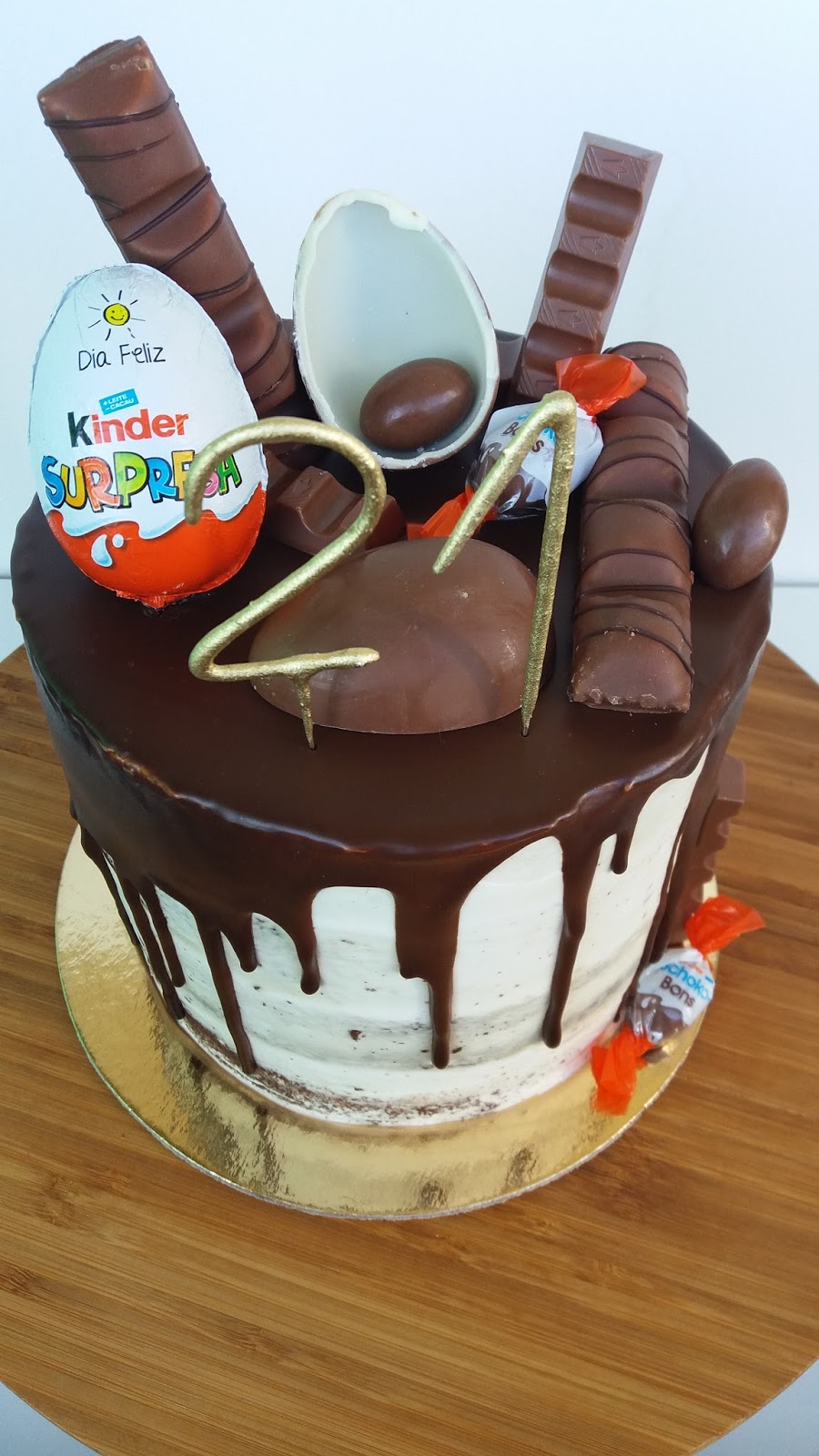 Bolo Kinder Produções da Belinha