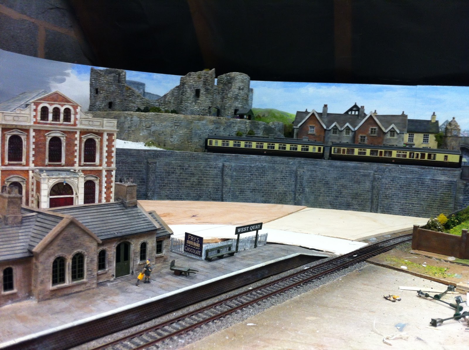Chas's Model Railway: The retaining wall