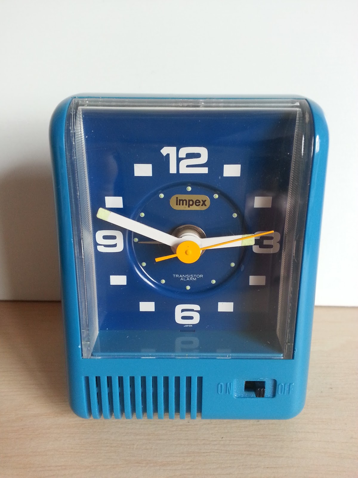 Reloj Impex azul claro vertical