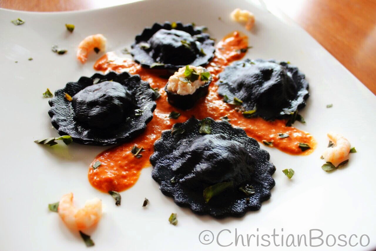 @dolcezzedinonnapapera: Ravioli al nero di seppia con ripieno di ragout ...