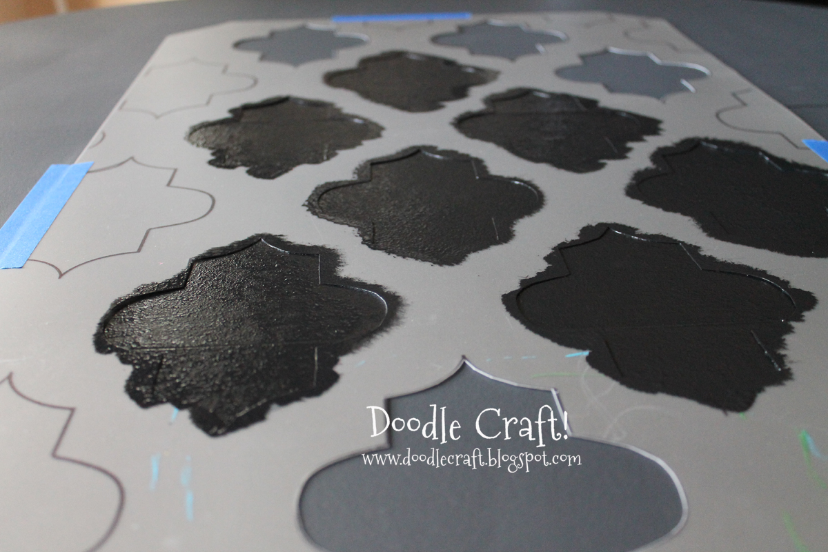 Stencil a Round Kitchen Table tutorial!