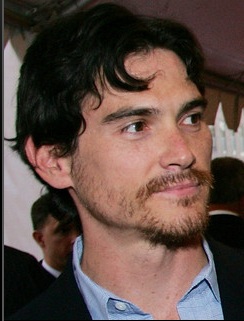 Fate and Faith: Sunday Sundries--Scruffy Eye Candy Edition