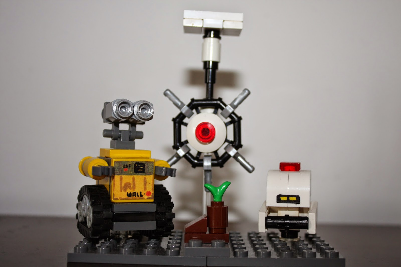FM LEGO® Website: Wall-e LEGO® Minifigures