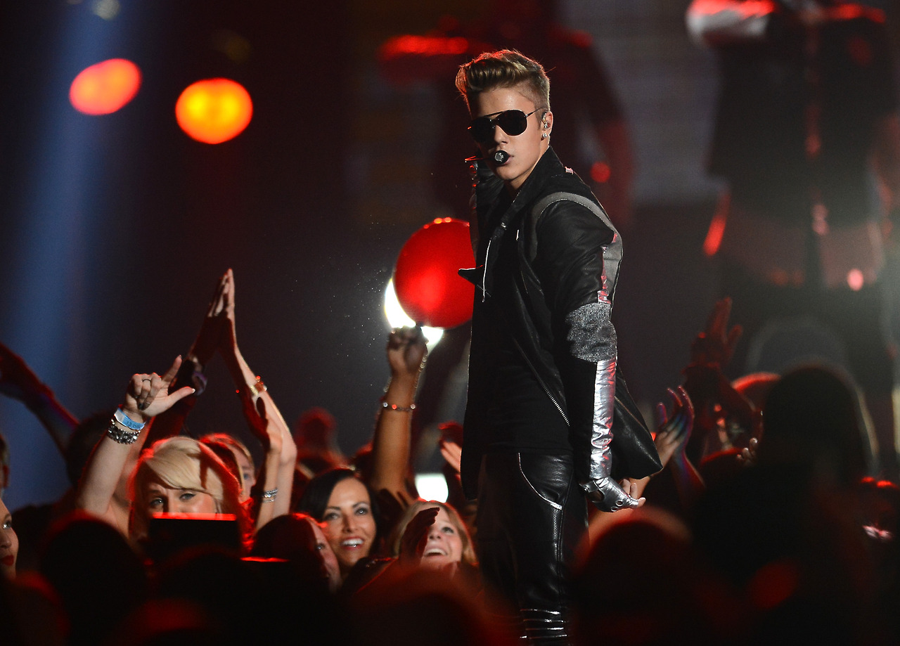 Justin Bieber: PHOTOS: Justin Bieber Performing at Billboard Awards 2013