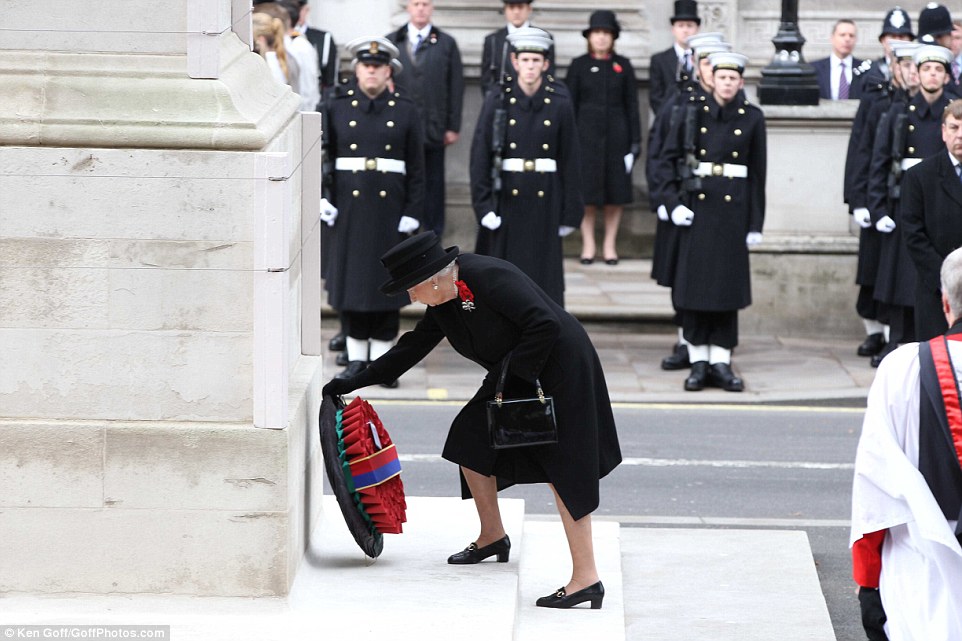 Queen Elizabeth II leads Britain in paying respects to the war heroes ...