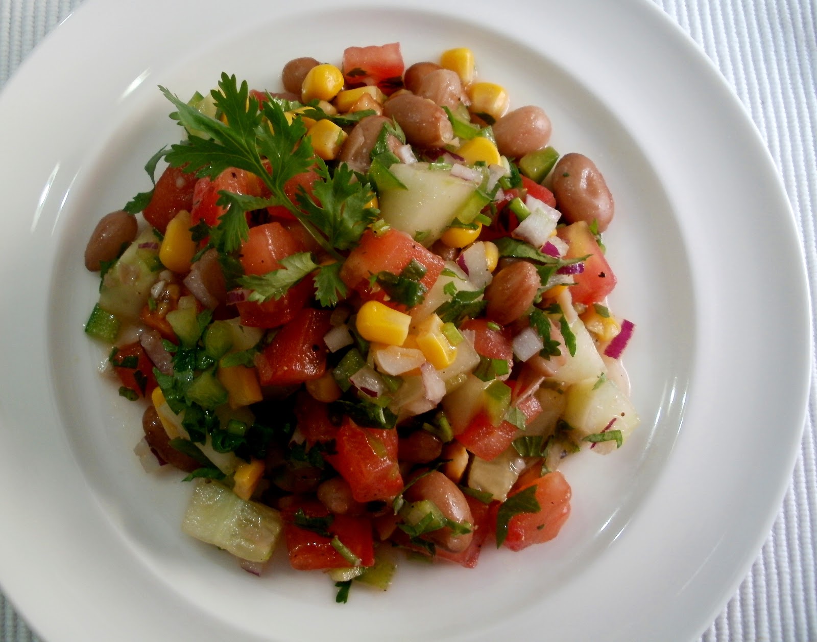 Los Antojos de Clara: Ensalada de frijoles pintos con pepino, maíz y ...
