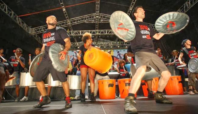 _: Carnaval começa com percussão do Stomp em Salvador