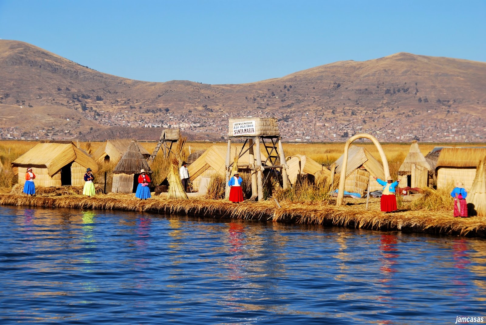 Tengase Presente: Los Uros, un pueblo que vive en islas flotantes.