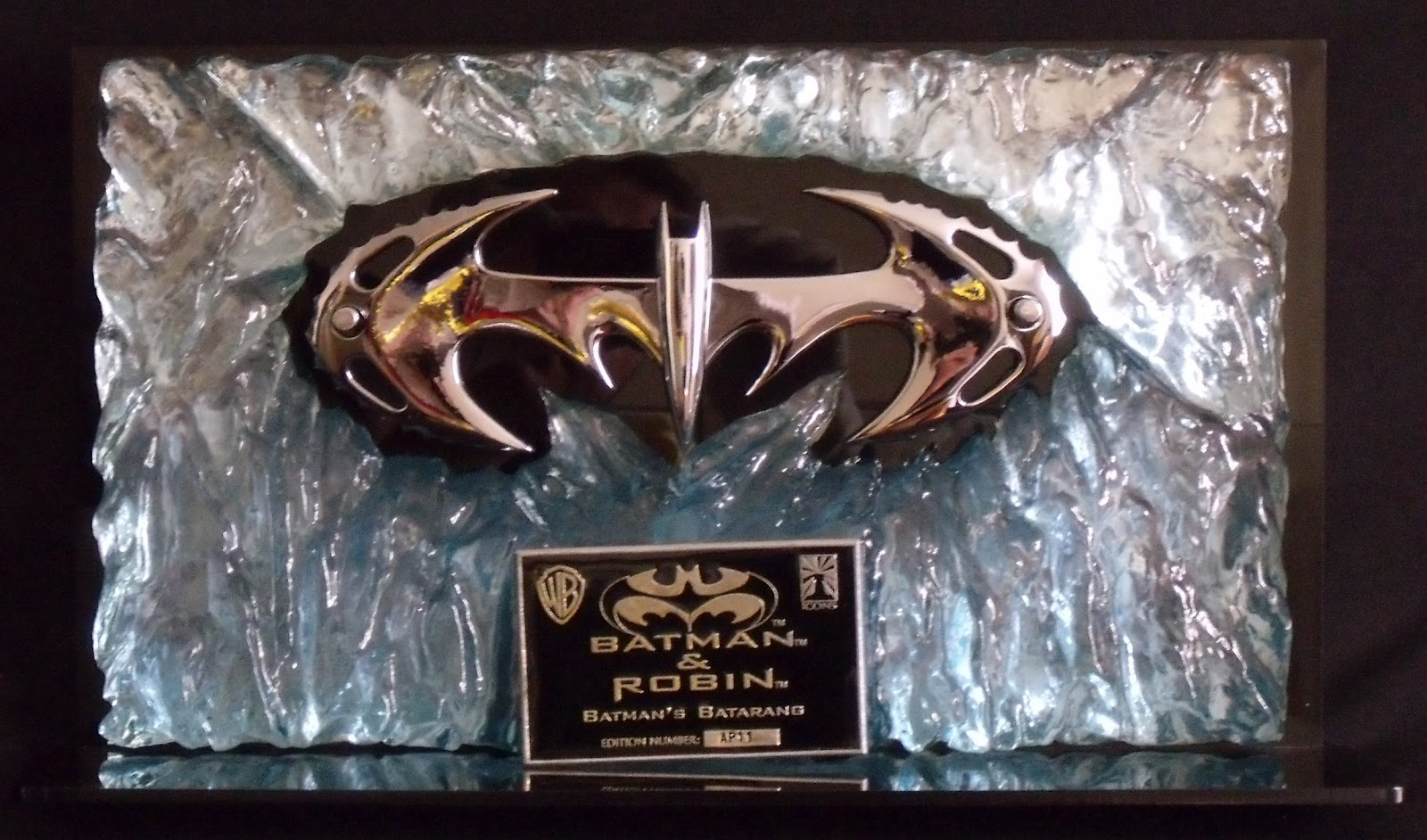 THE ICONS AUTHENTIC REPLICAS MUSEUM: Icons Batman's Batarang
