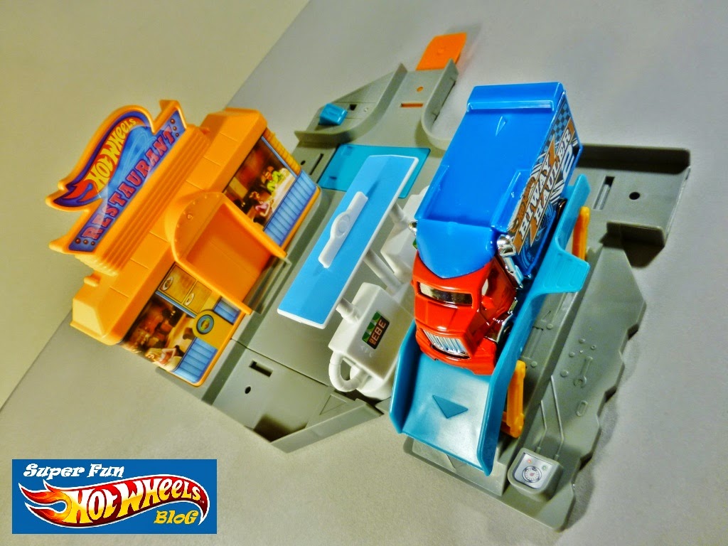 Super Fun Hot Wheels Blog: Hot Wheels City Pit Stop Station