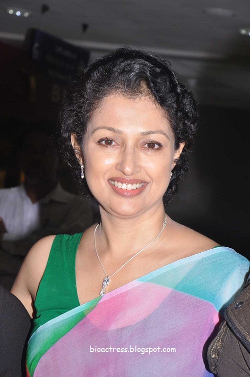 South indian mallu old actress Gowthami hot and sexy Stills