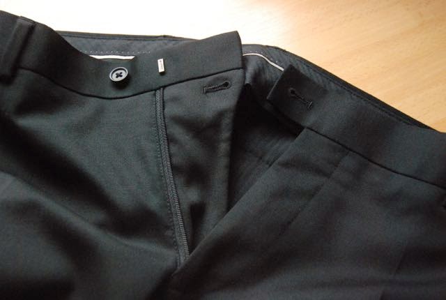 petit main sauvage: Inside my trousers...