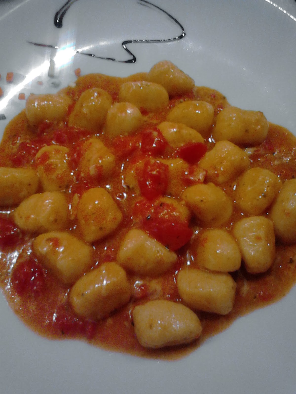 Μαγειρεύω........ Italika!: ΝΙΟΚΙ ΜΕ ΣΑΛΤΣΑ ΝΤΟΜΑΤΑΣ ΚΑΙ ΜΟΤΣΑΡΕΛΑ