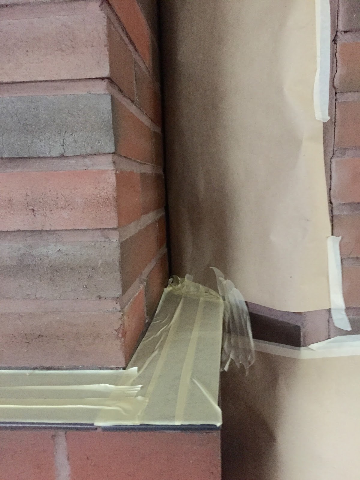 Sukkela remontti: Punatiilisen takan maalaus