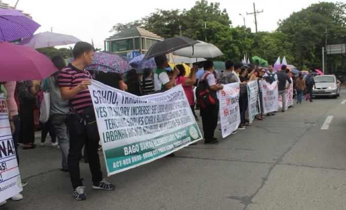 Teachers group rallies for salary increase and allowance, issues ...