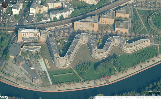 ThE AmAziNG WoRLD: SNAKE BUILDING