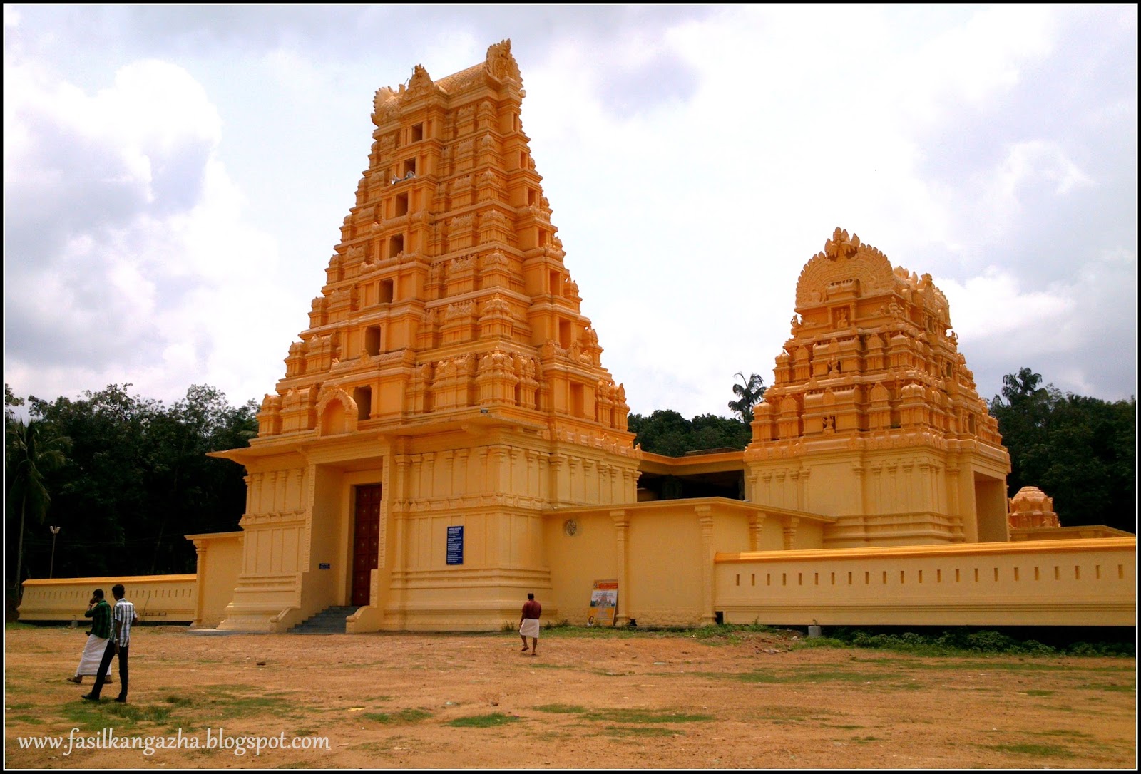 Fasil's: Mamunda Parappukaad Sree Mahadevi Temple. Santhipuram, Karukachal.