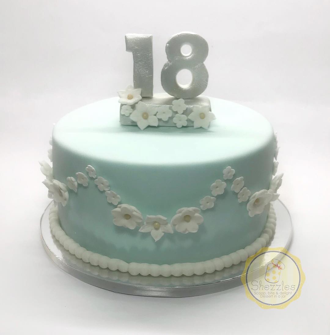 SHEZZLES | Cakes and Pastries: Floral Cake and Sweets for a Debutant