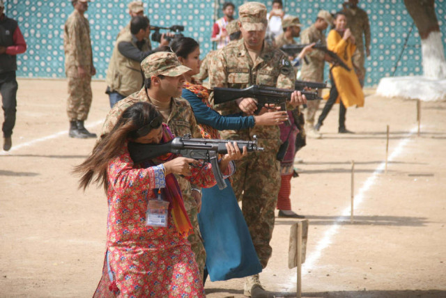 Asian Defence News: Pakistan Army training students and teachers with guns
