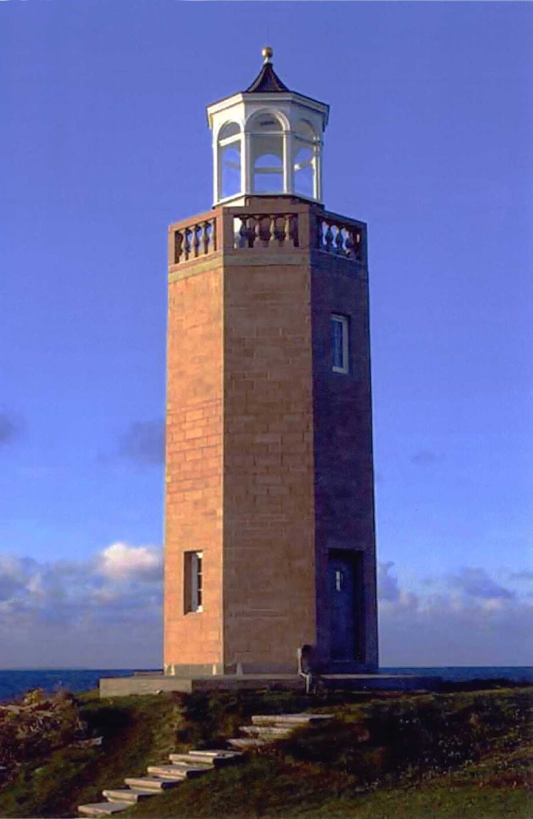 Tour America's History: Avery Point Lighthouse