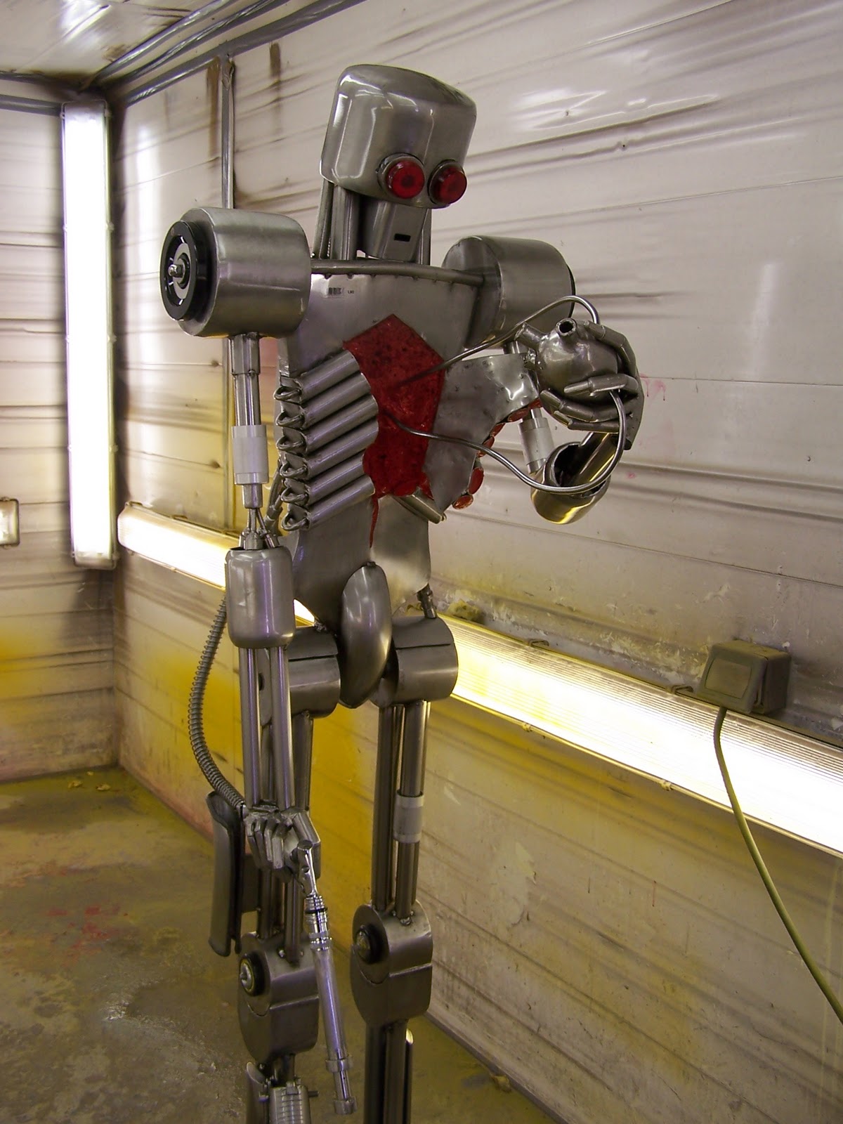 Wally Russell – Metal Art: L.e.o.n - Robot Sculpture (2009)