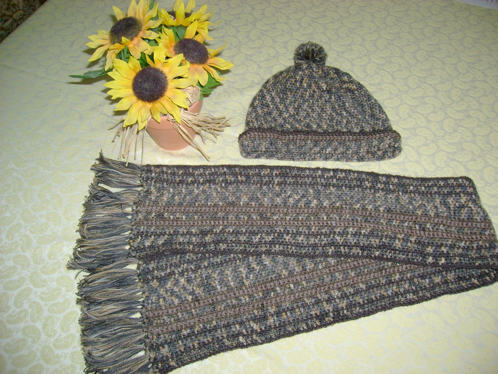 Sa invatam sa crosetam si sa tricotam: caciula si fular crosetate