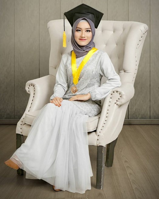 √ 42 Model Baju Wisuda yang Modern Kekinian Paling Elegan Terbaru ...