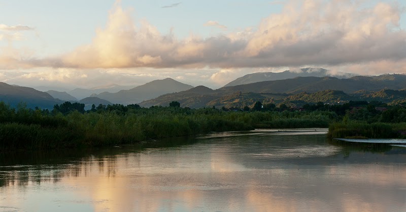 Lacul Albesti in Fagaras Mountains, Romania