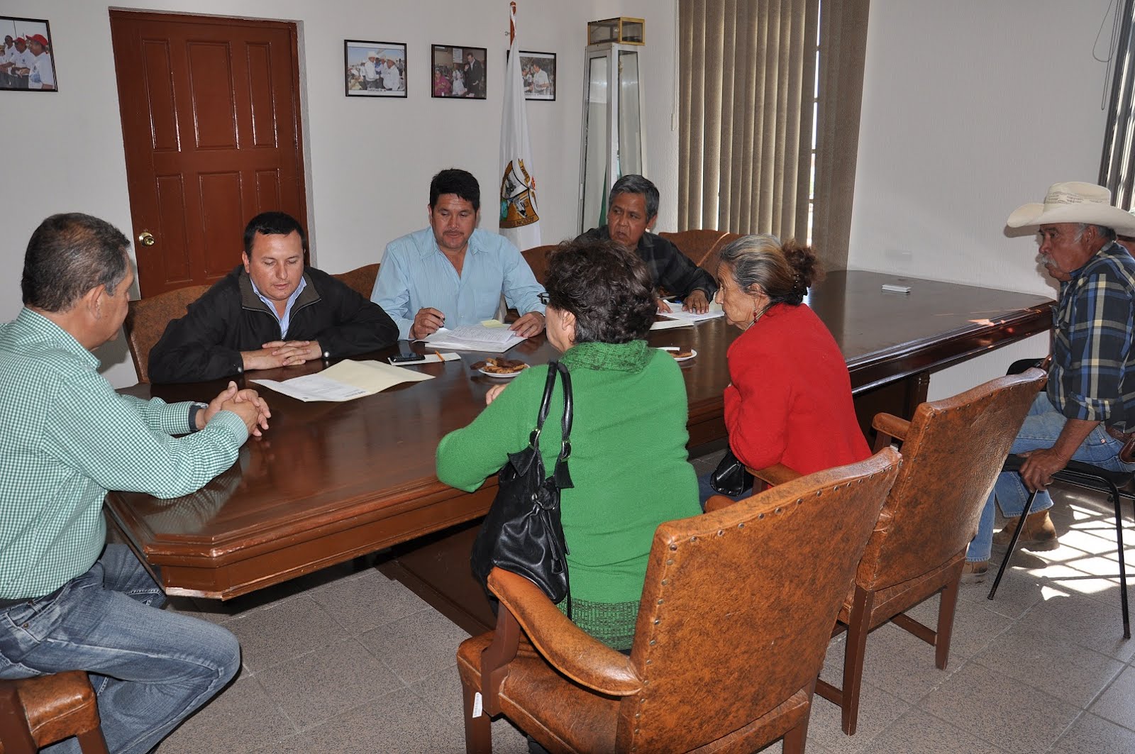 Gente platicando - Imagui