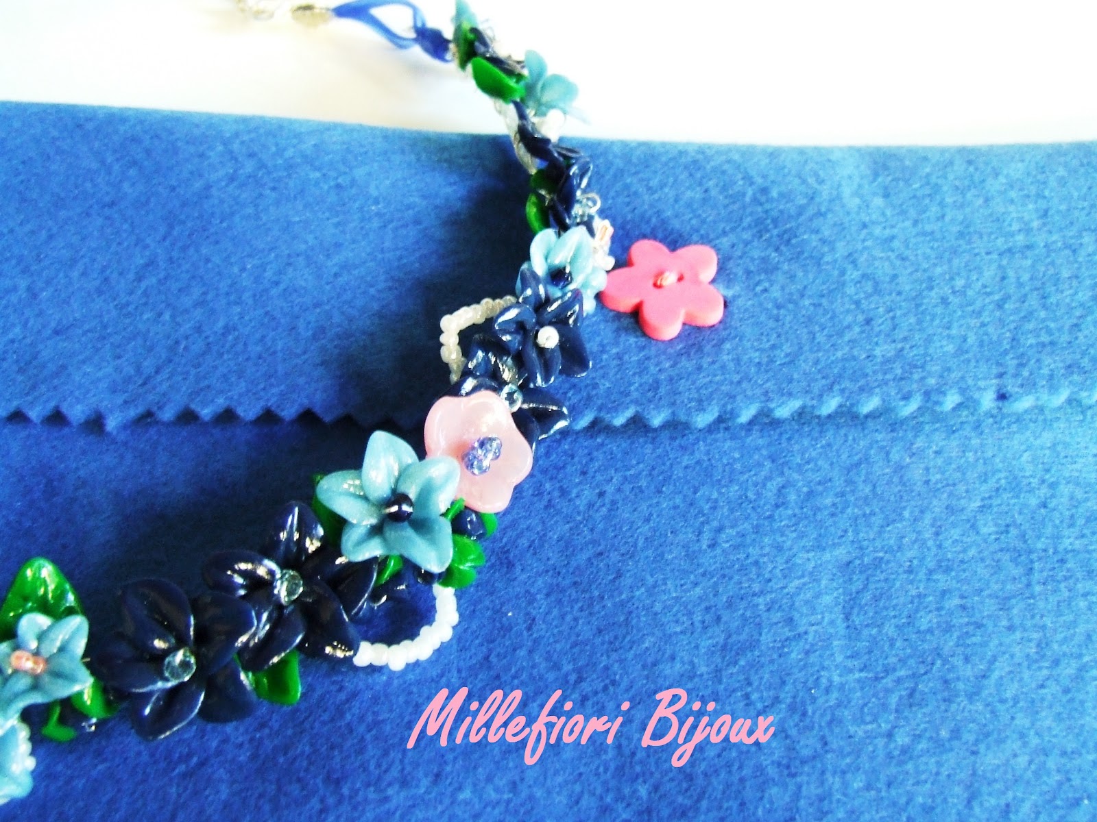 Millefiori Bijoux: Collier fiori azzurri e farfalla