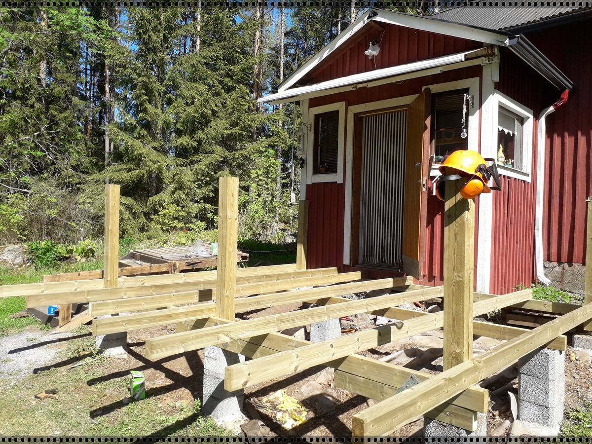 Mökkiremppa: Mökin terassin rakentaminen jatkuu
