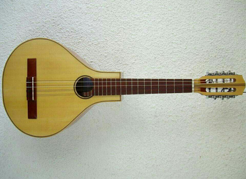 La Bandola.. El instrumento Favorito de Milu. Por qué?..