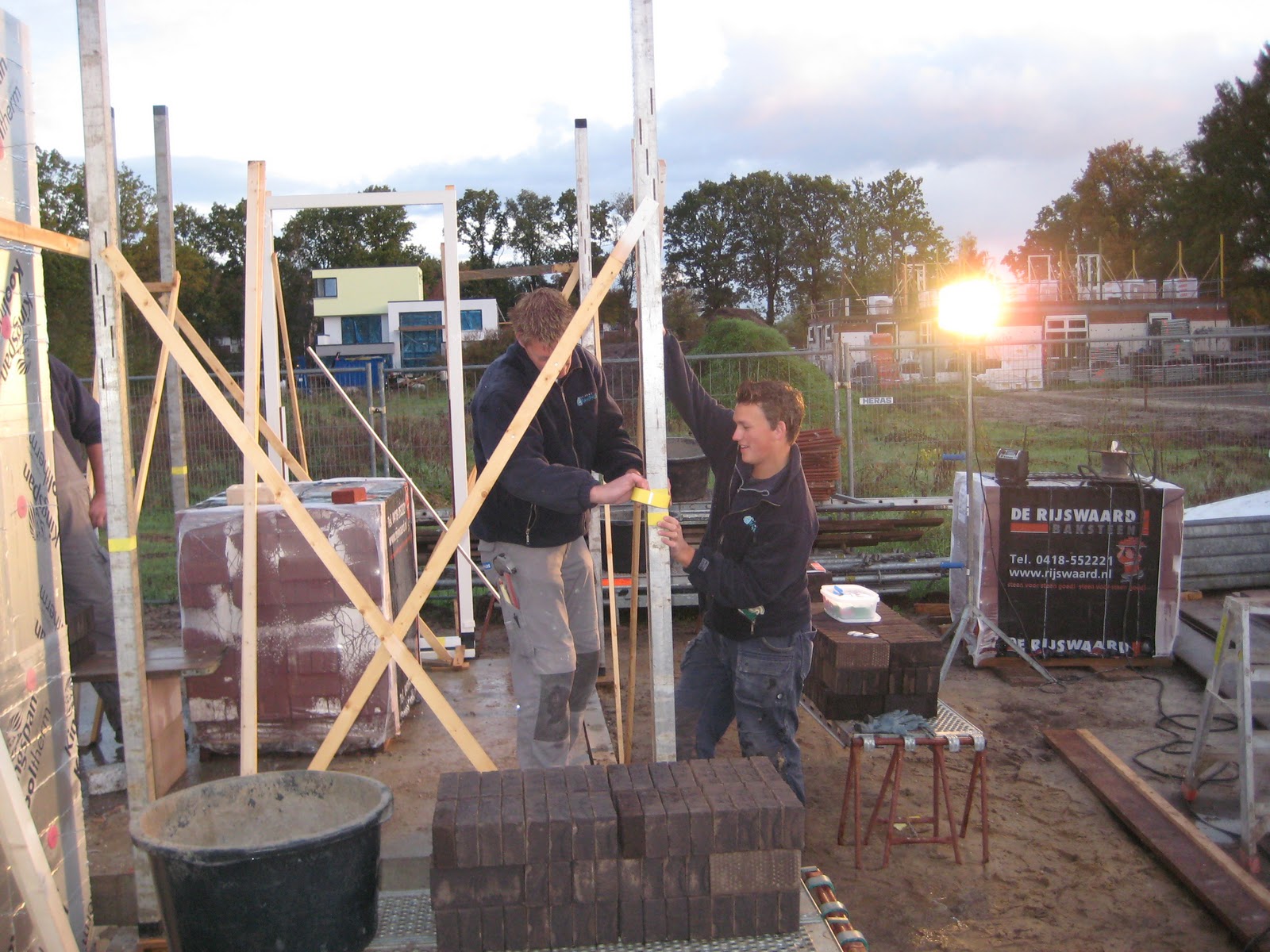 Project Tussen de houtwallen Hooglanderveen: Start metselen gevelstenen