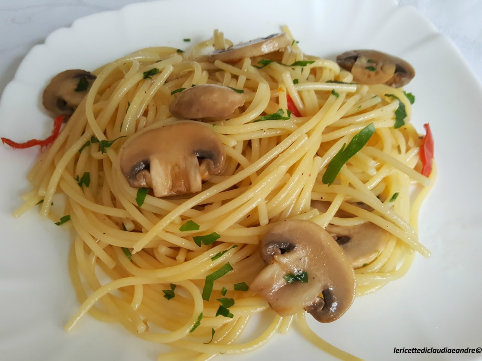 Spaghetti con funghi champignon e peperoncino piccante