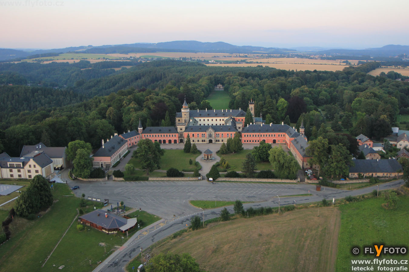 FLyFOTO letecká fotografie a video: Sychrov