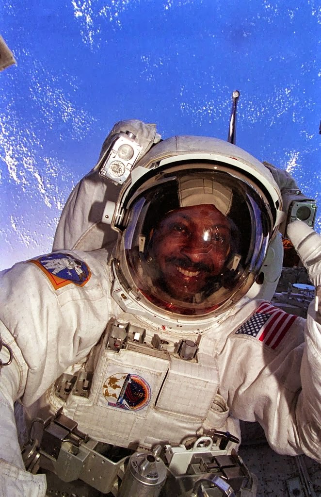 25 Amazing Photographs That Capture Astronauts Make Walking in Space ...
