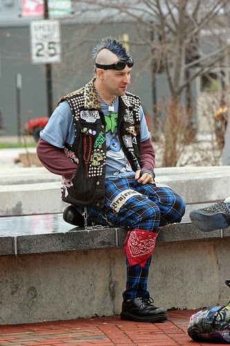 A ANTIMODA ATÔMICA: A Roupa do Punk e Sua Simbologia