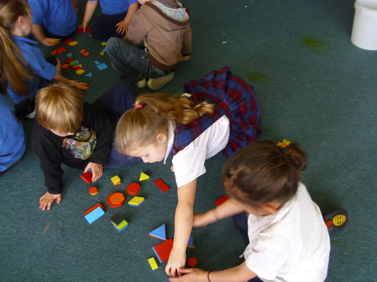 Room 2 New River Primary: Developmental Maths- Sorting shapes into groups