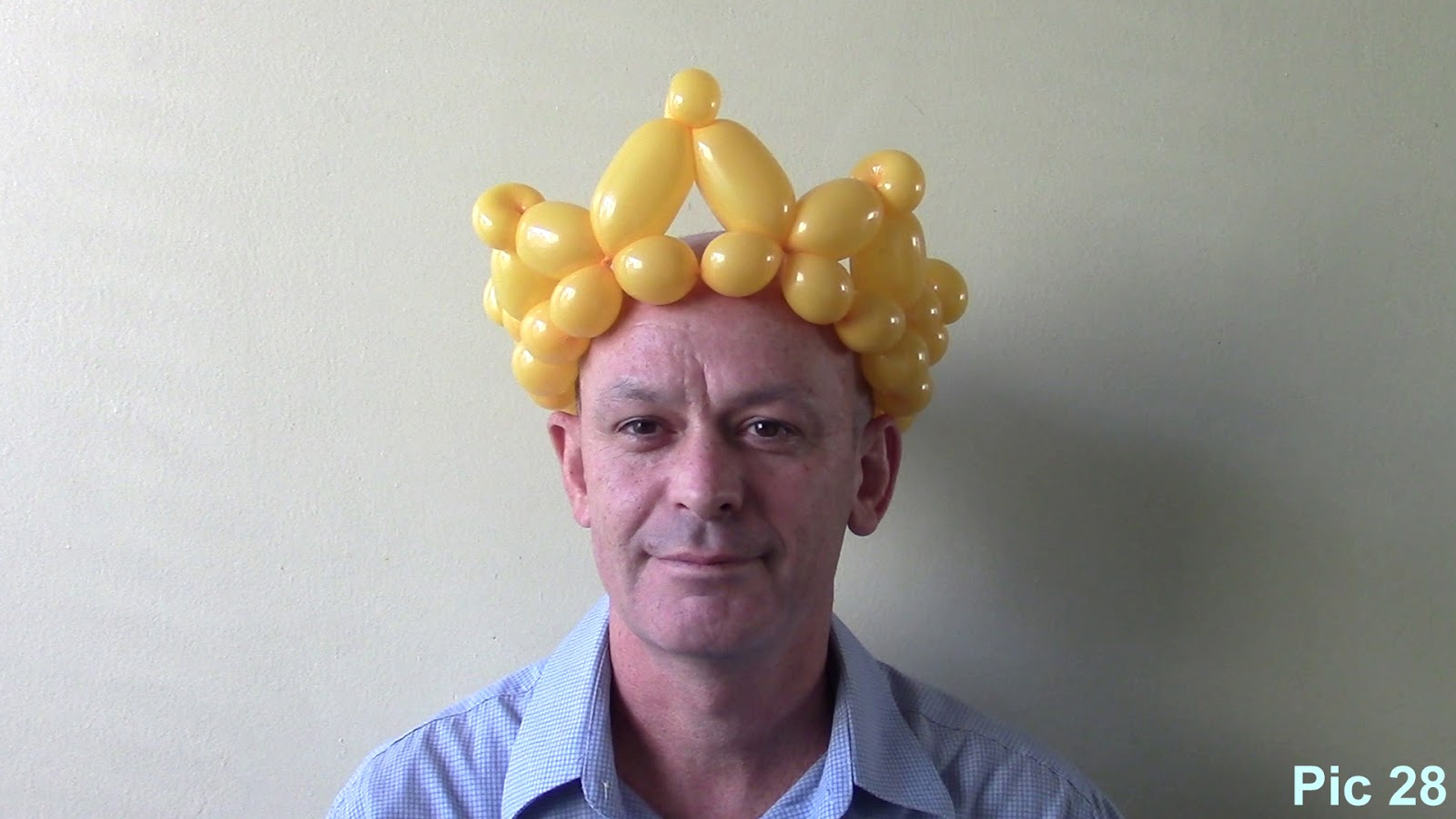 Balloon animals twisting instructions: Balloon crown