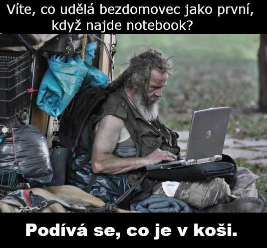 IT vtipy: Bezdomovec a notebook
