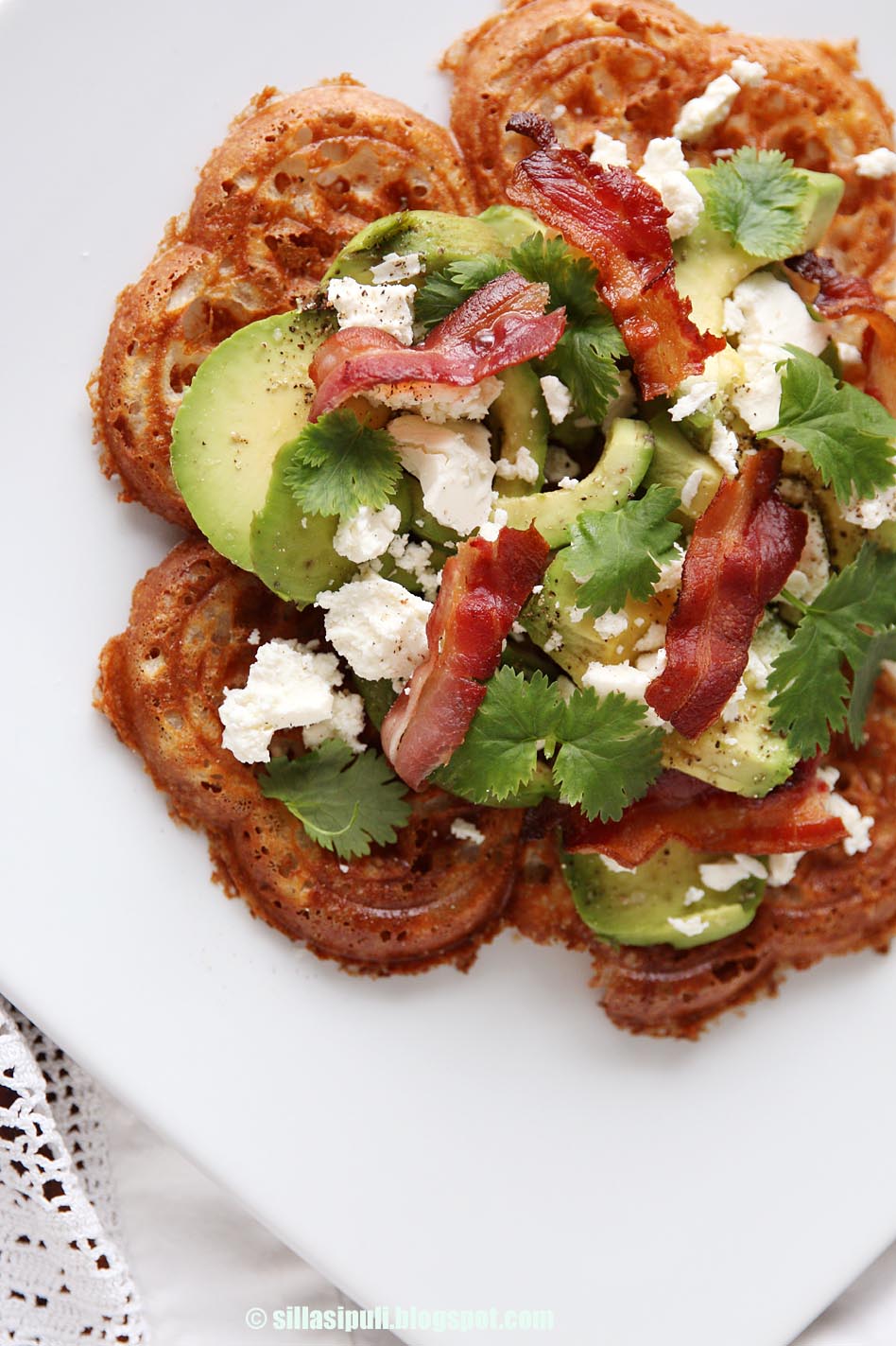 SILLÄ SIPULI: Suolainen vohveli: feta, avokado ja pekoni