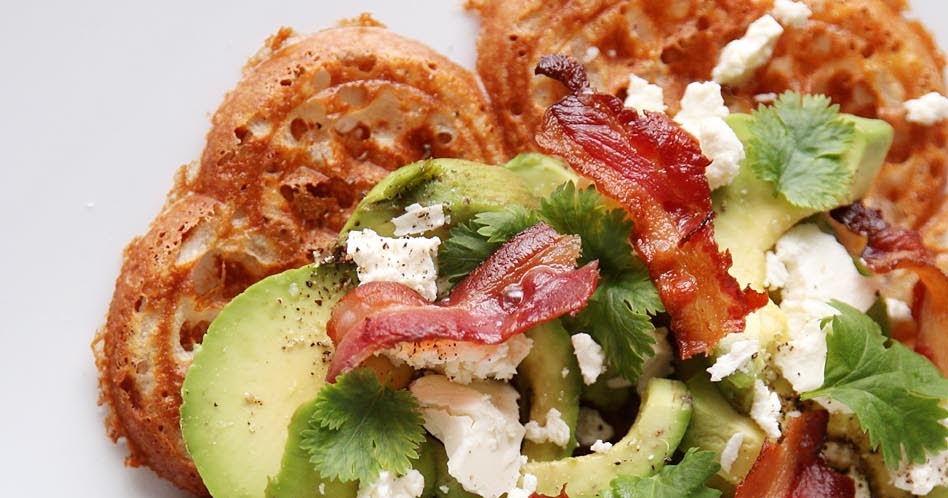 SILLÄ SIPULI: Suolainen vohveli: feta, avokado ja pekoni