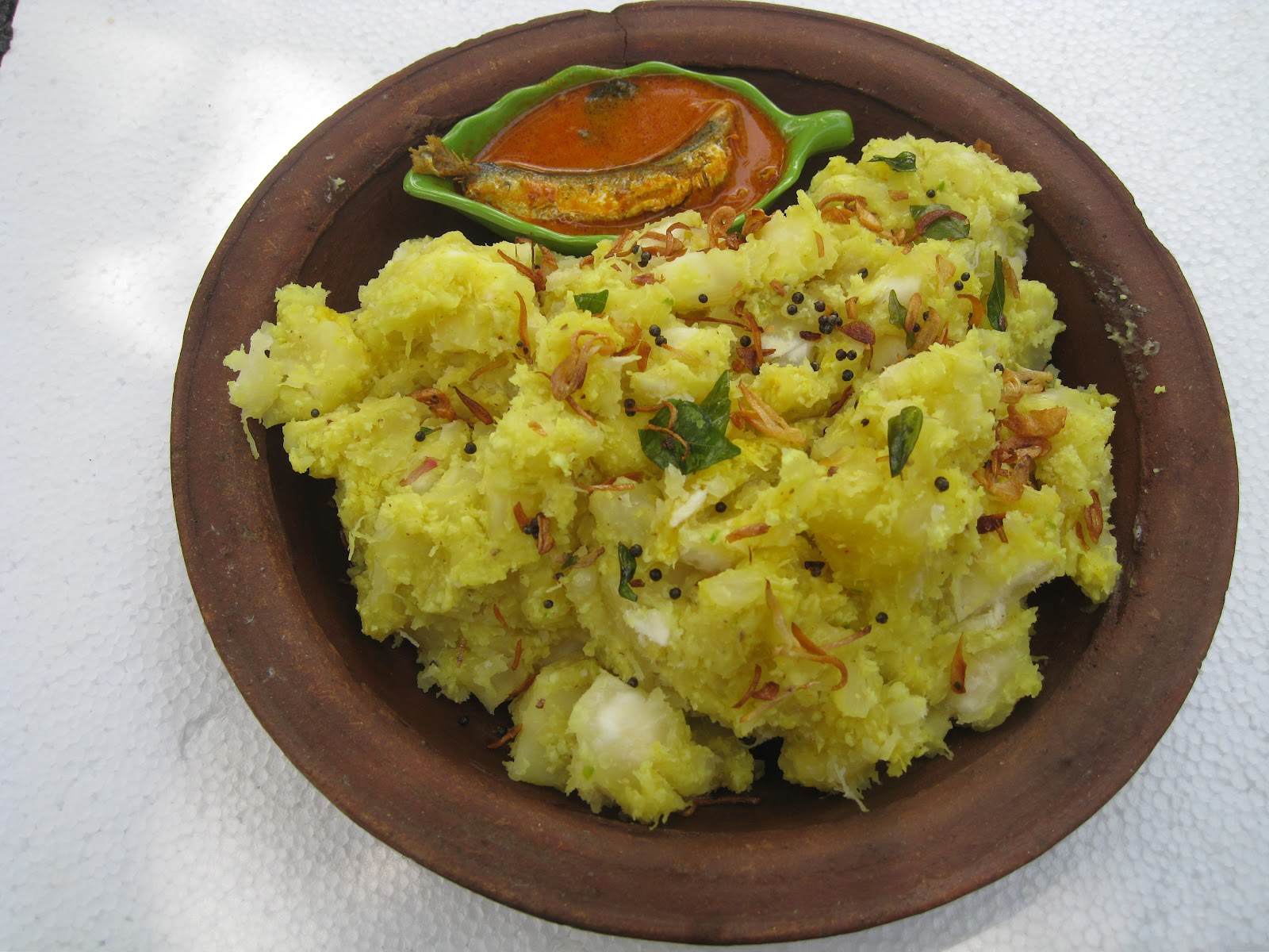Keralacuisines: KAPPA (TAPIOCA) VECHATHUM MEEN CURRIYUM(FISH CURRY)